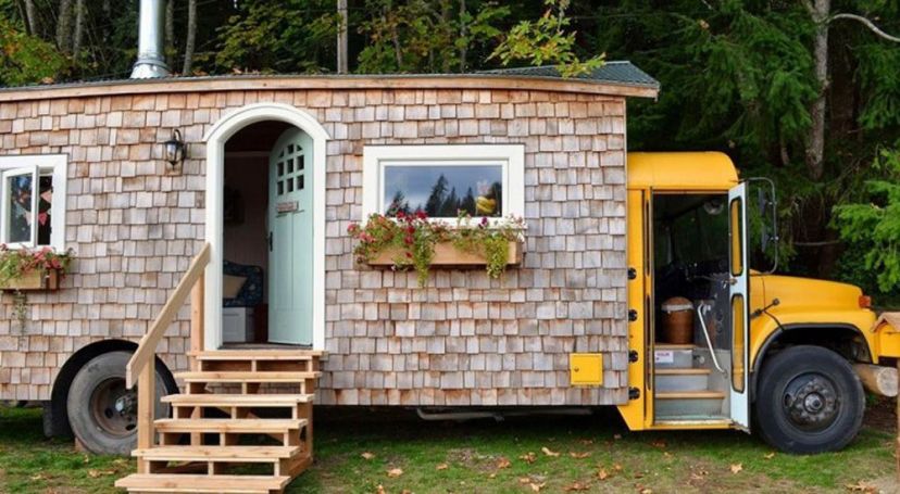 Tiny House : un couple construit sa maison de rêve dans un vieux bus ...